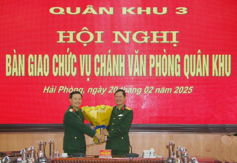Bàn giao chức vụ Chánh Văn phòng; Chính ủy Trường Quân sự; Phó chủ ...